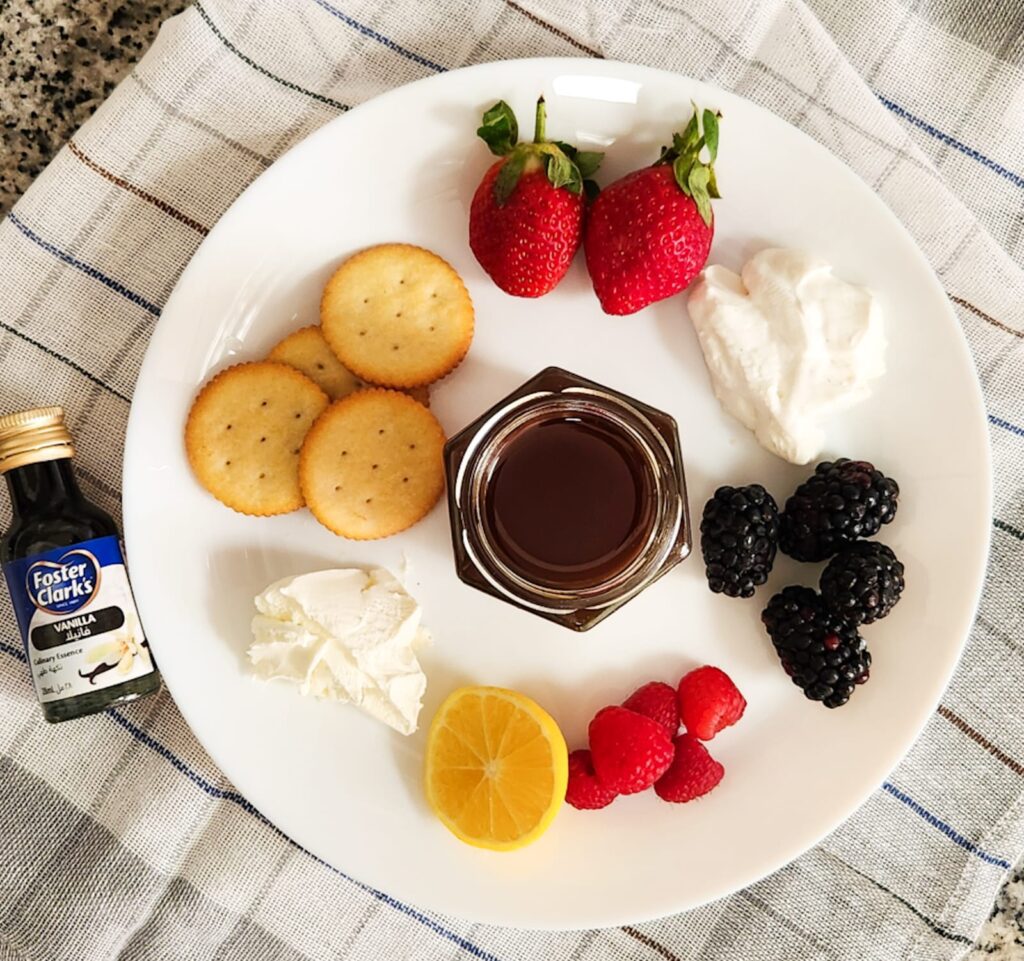 Berries And Cream Cheese Ritz Cracker Appetizers - Flavorfulpinch