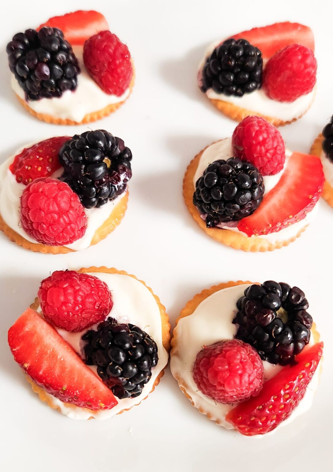 Berries And Cream Cheese Ritz Cracker Appetizers - Flavorfulpinch